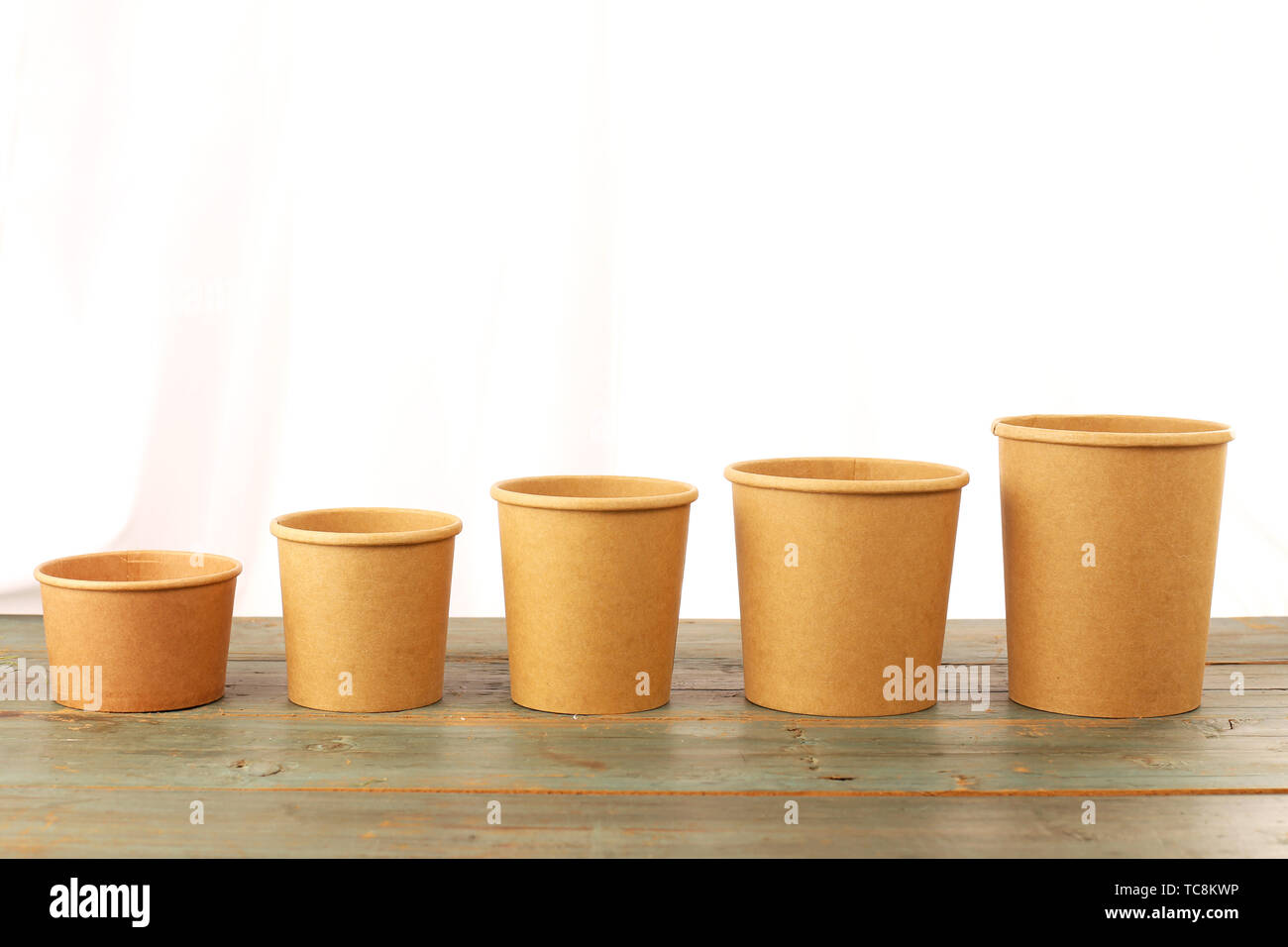 Paper bowl porridge bowl Stock Photo - Alamy