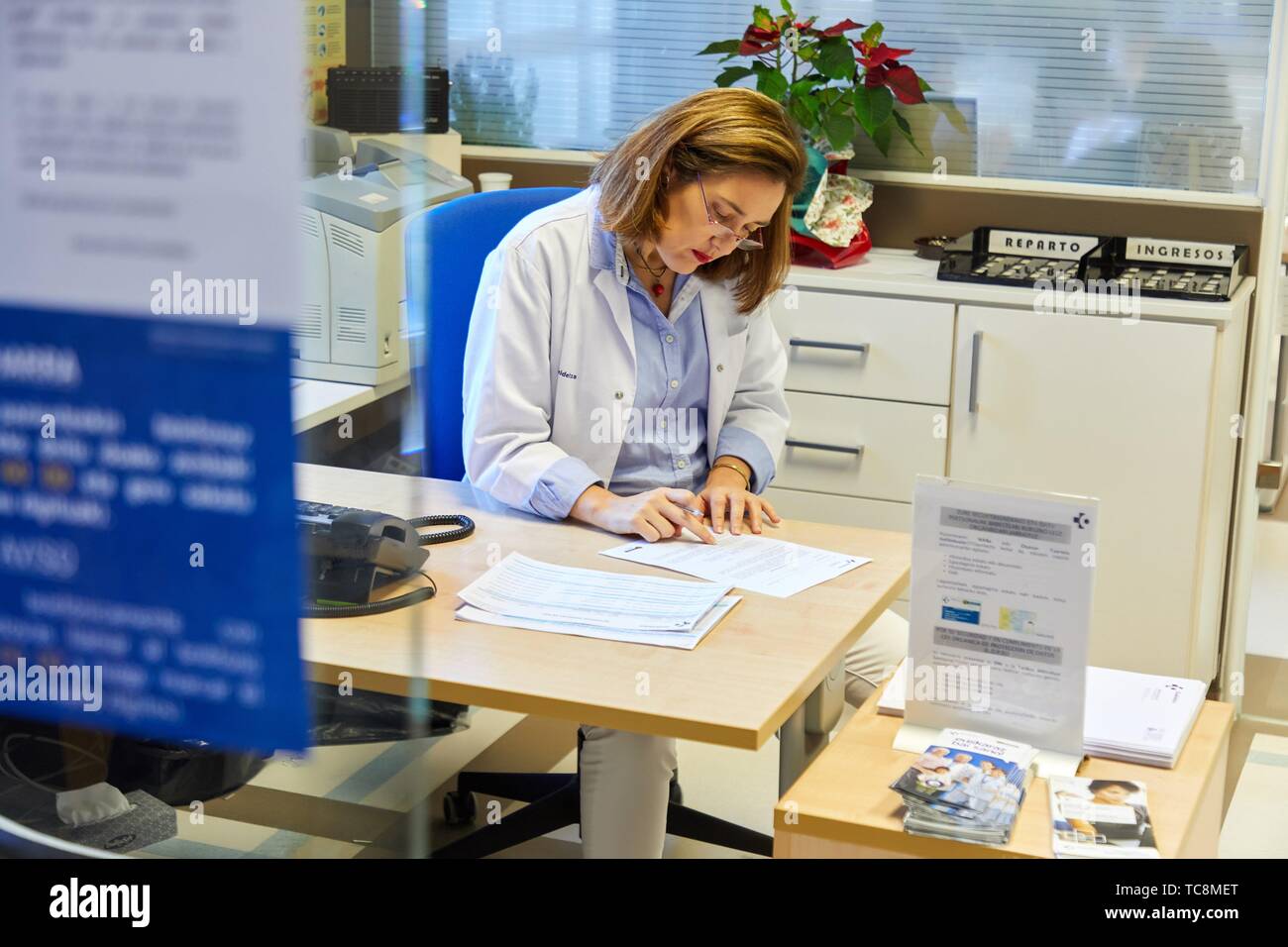 Hospital admission hi-res stock photography and images - Alamy