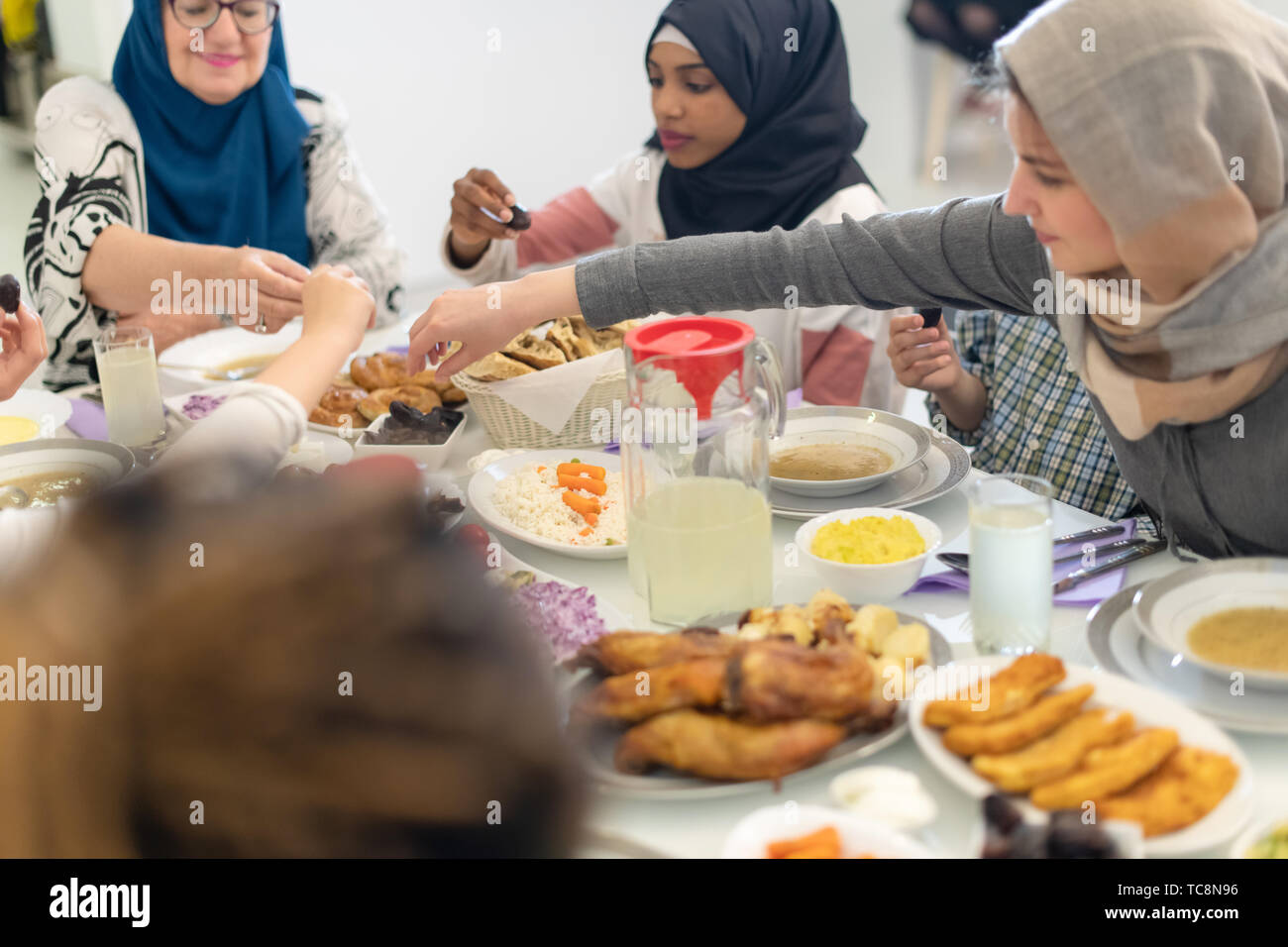 Arab Family Eating Food Stock Photos & Arab Family Eating Food Stock ...