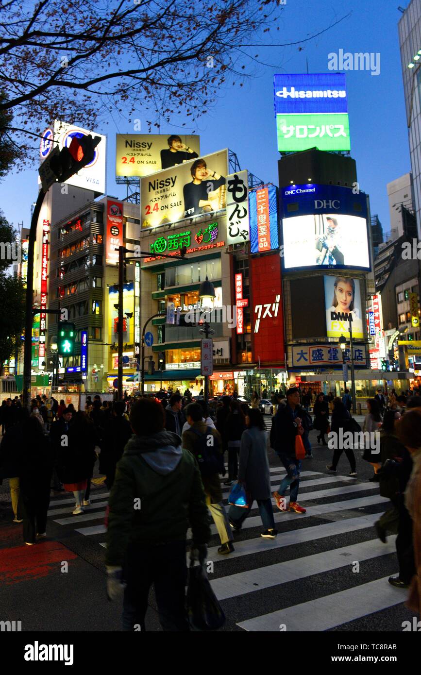 Shop night japan hi-res stock photography and images - Alamy