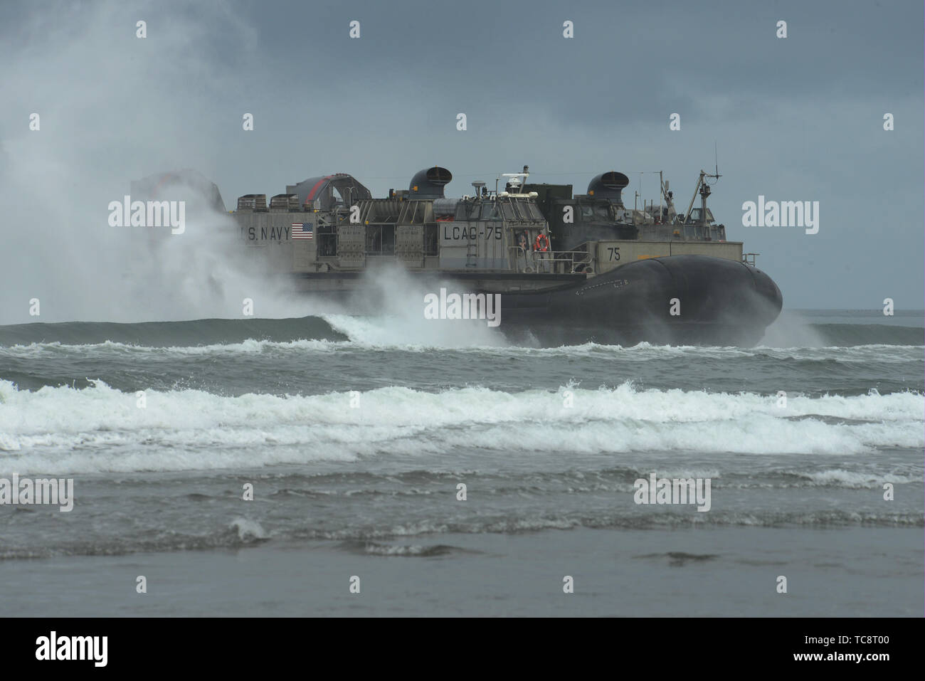 A U.S. Navy (Landing Craft Air Cushion) LCAC-75 comes ashore at the ...