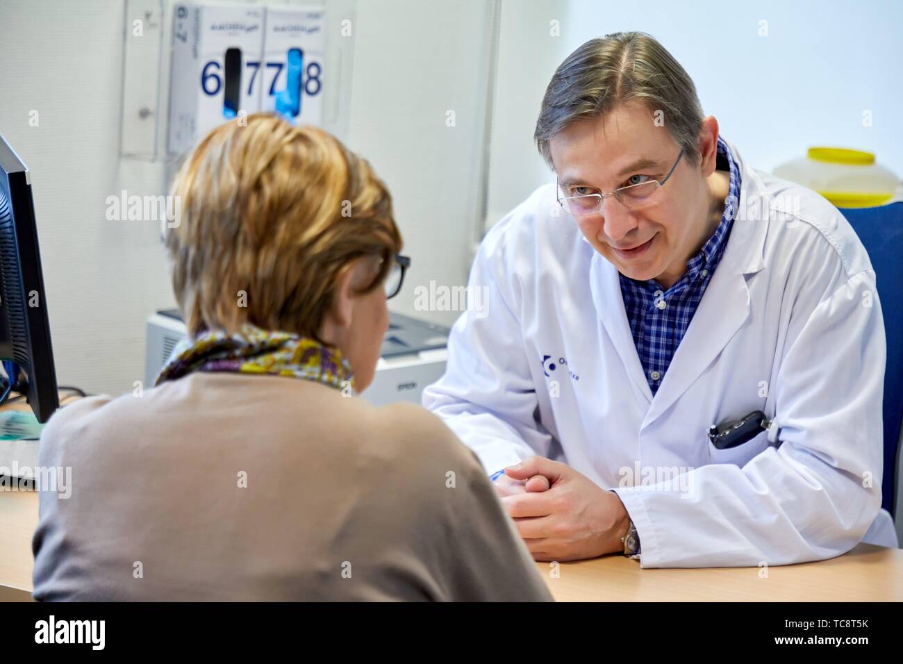 Doctor and patient consultation hi-res stock photography and images - Alamy