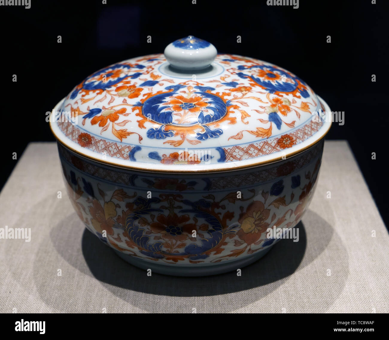 Ming Dynasty porcelain Stock Photo - Alamy