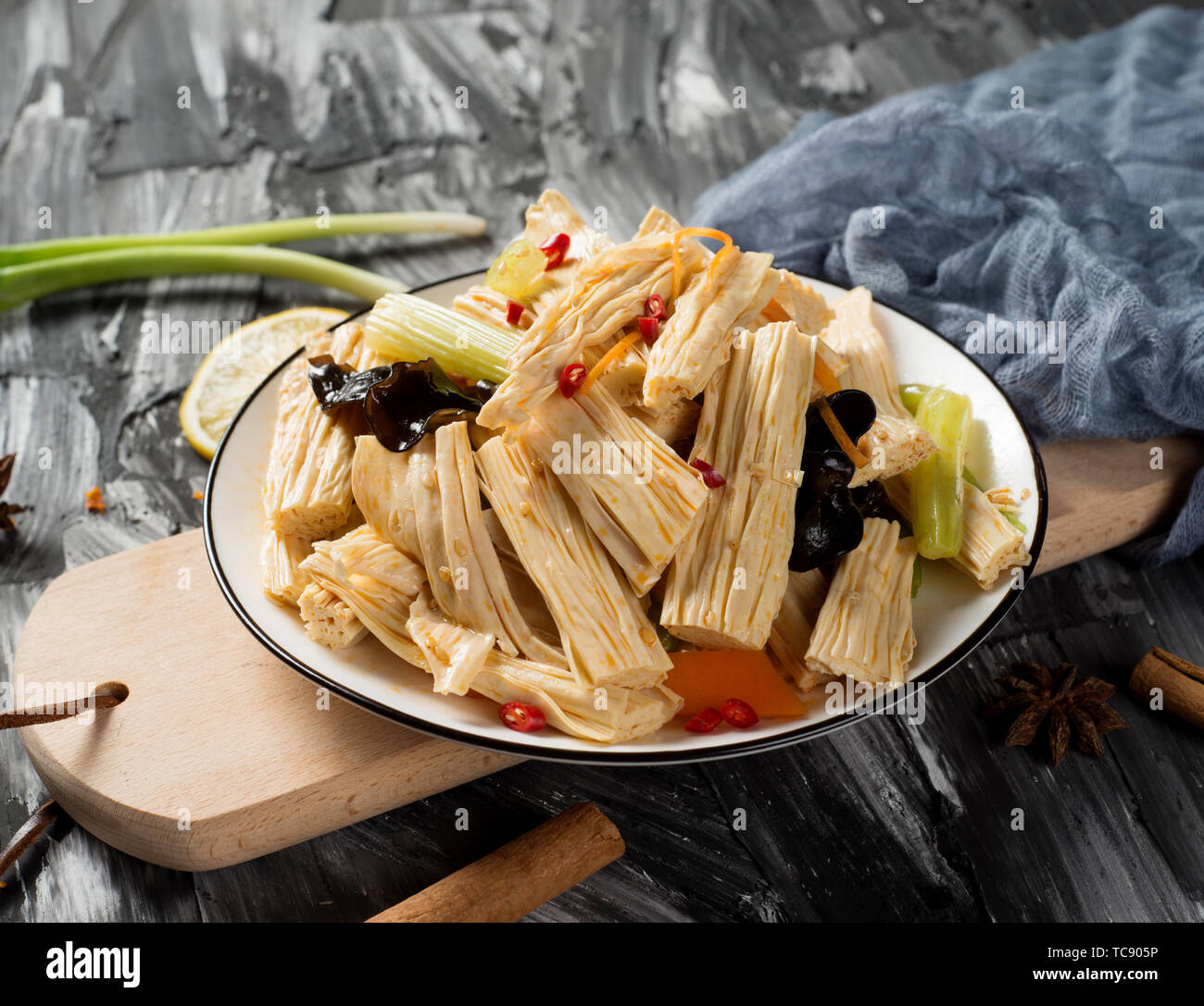 Peanuts with skins hi-res stock photography and images - Alamy