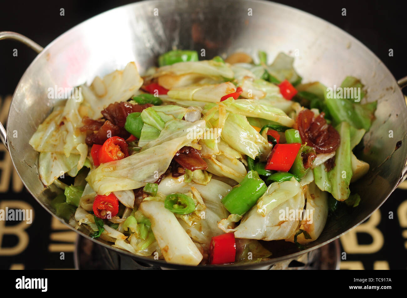 Dry pot hand-tearing cabbage Stock Photo - Alamy