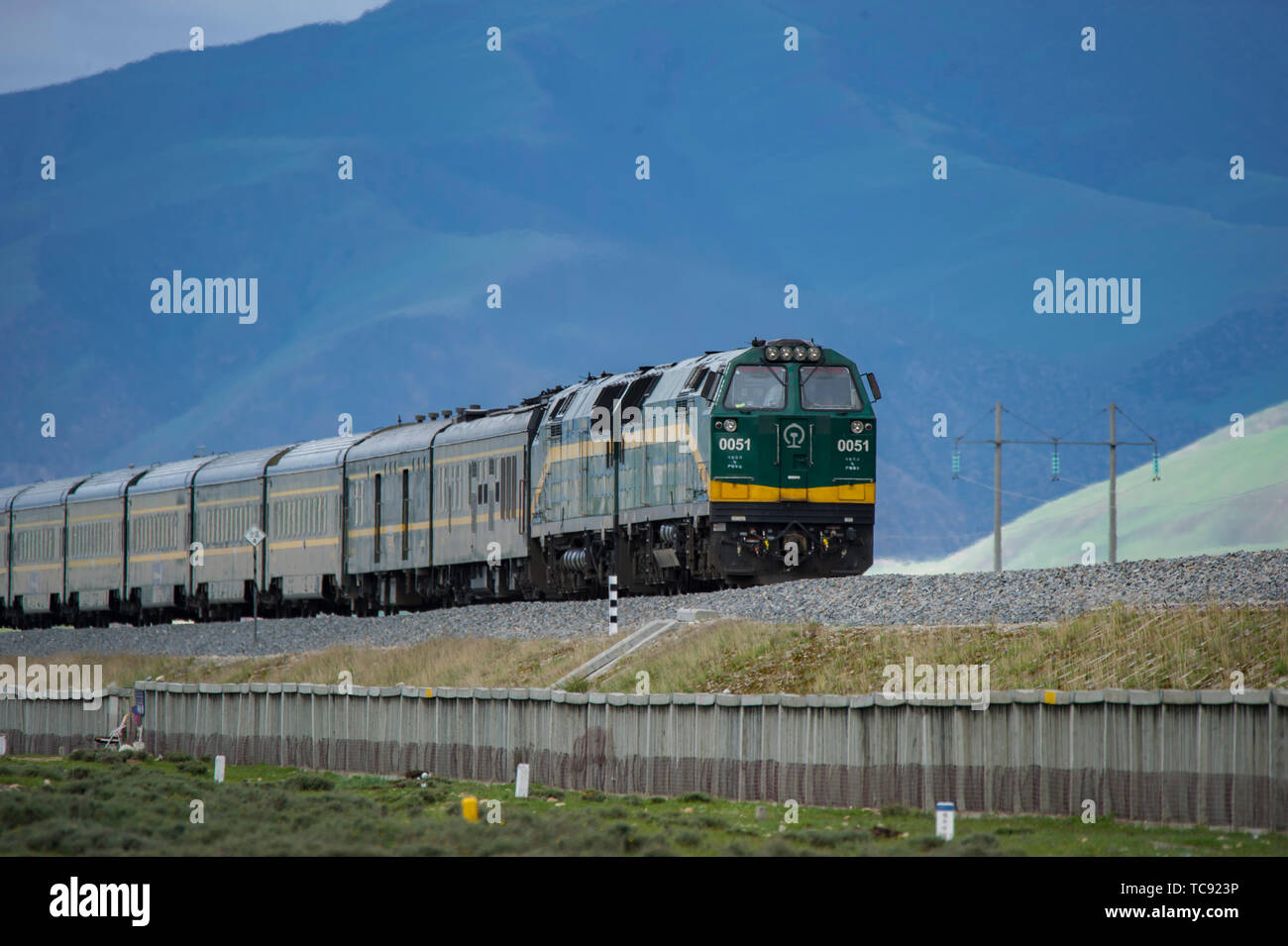 Qinghai tibet railway train hi-res stock photography and images - Alamy