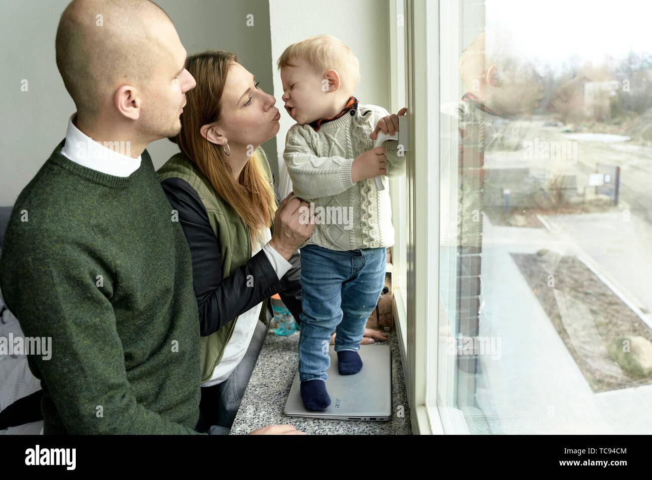 Outside window kissing hi-res stock photography and images - Alamy
