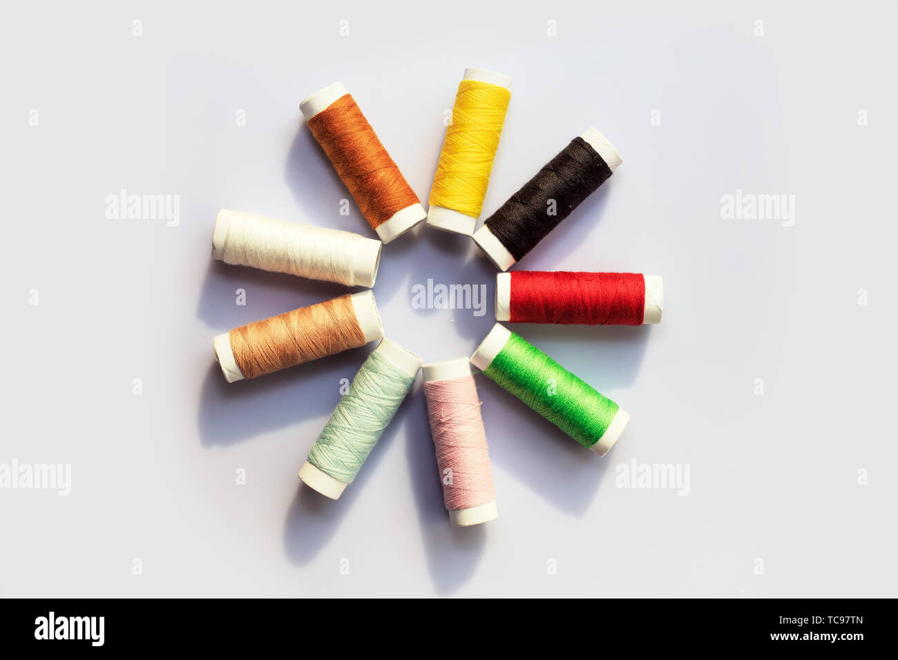 A needle and thread used to sew clothes Stock Photo - Alamy