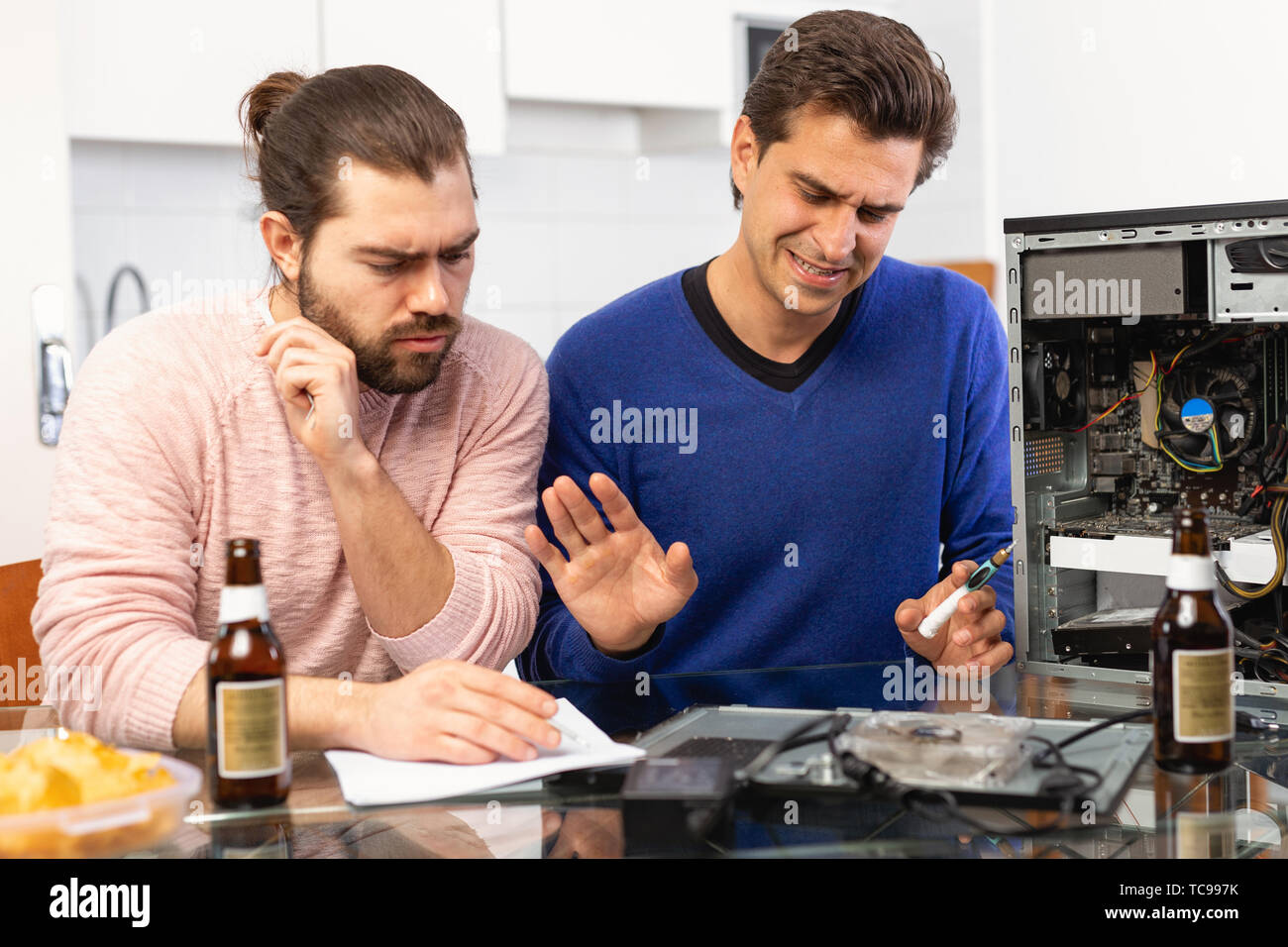 Men can not find the cause of a computer crash Stock Photo - Alamy