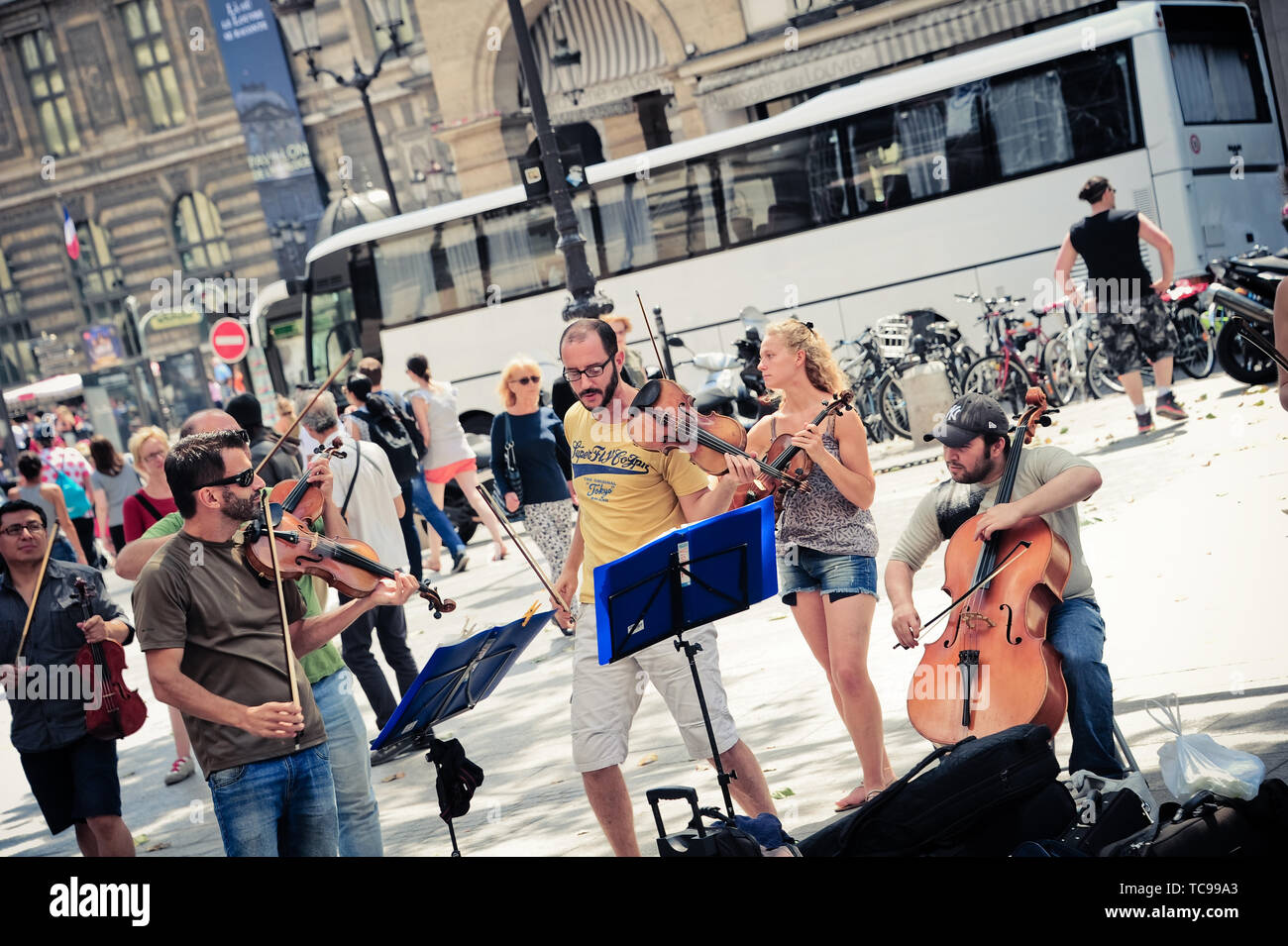 Parisian musicians hi-res stock photography and images - Alamy