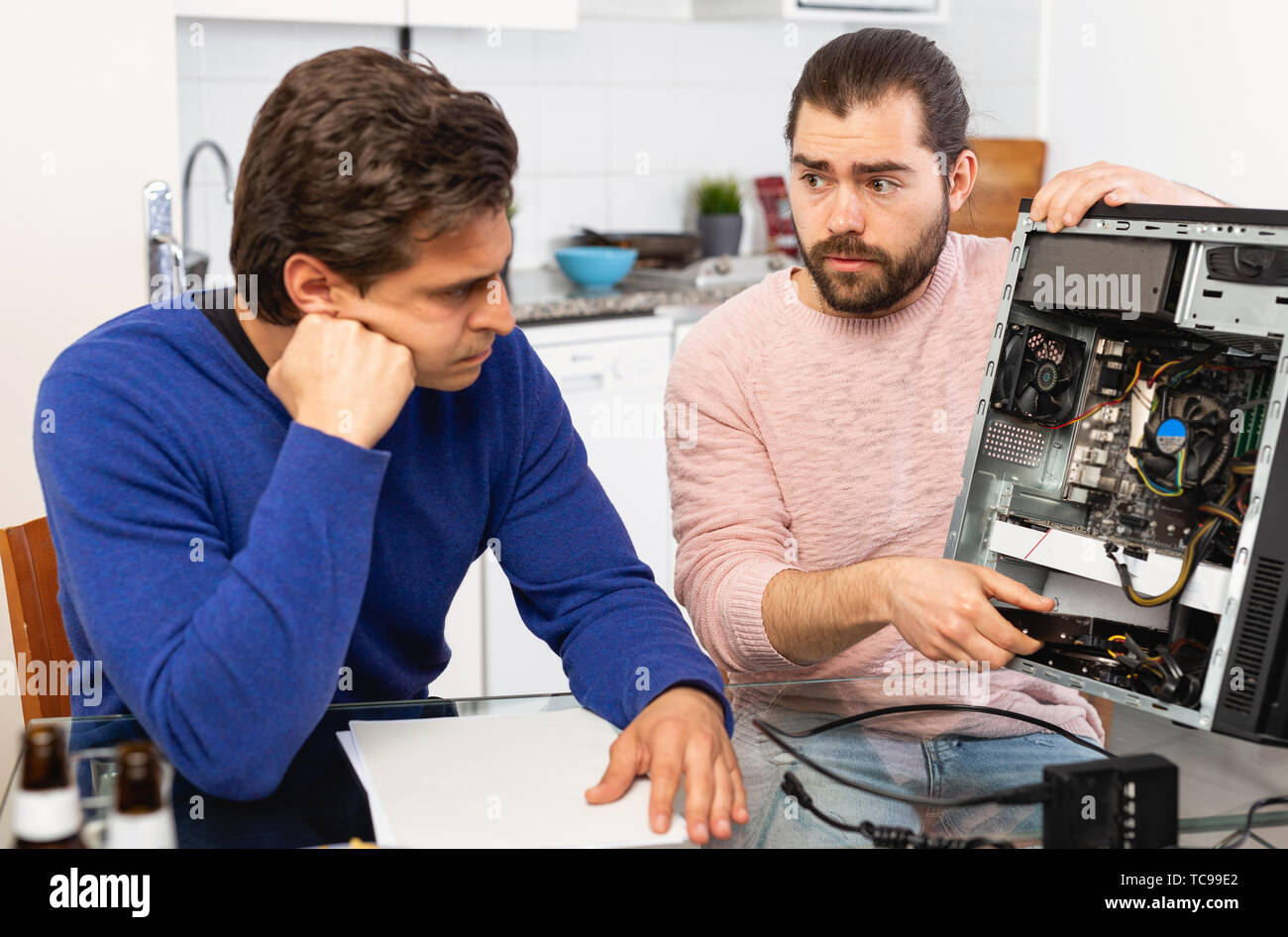 Men can not find the cause of a computer crash Stock Photo - Alamy