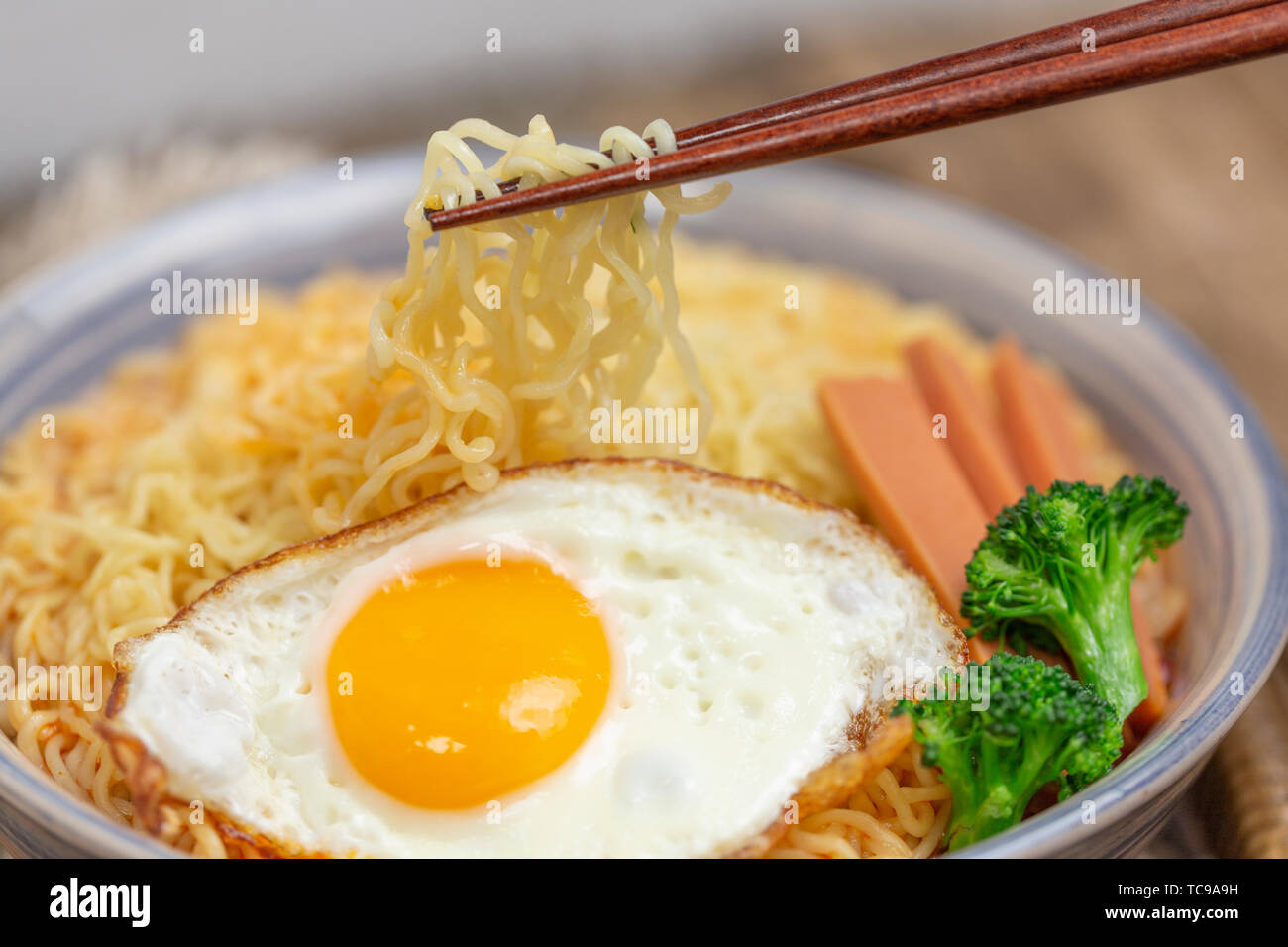 Bucket noodles hi-res stock photography and images - Alamy