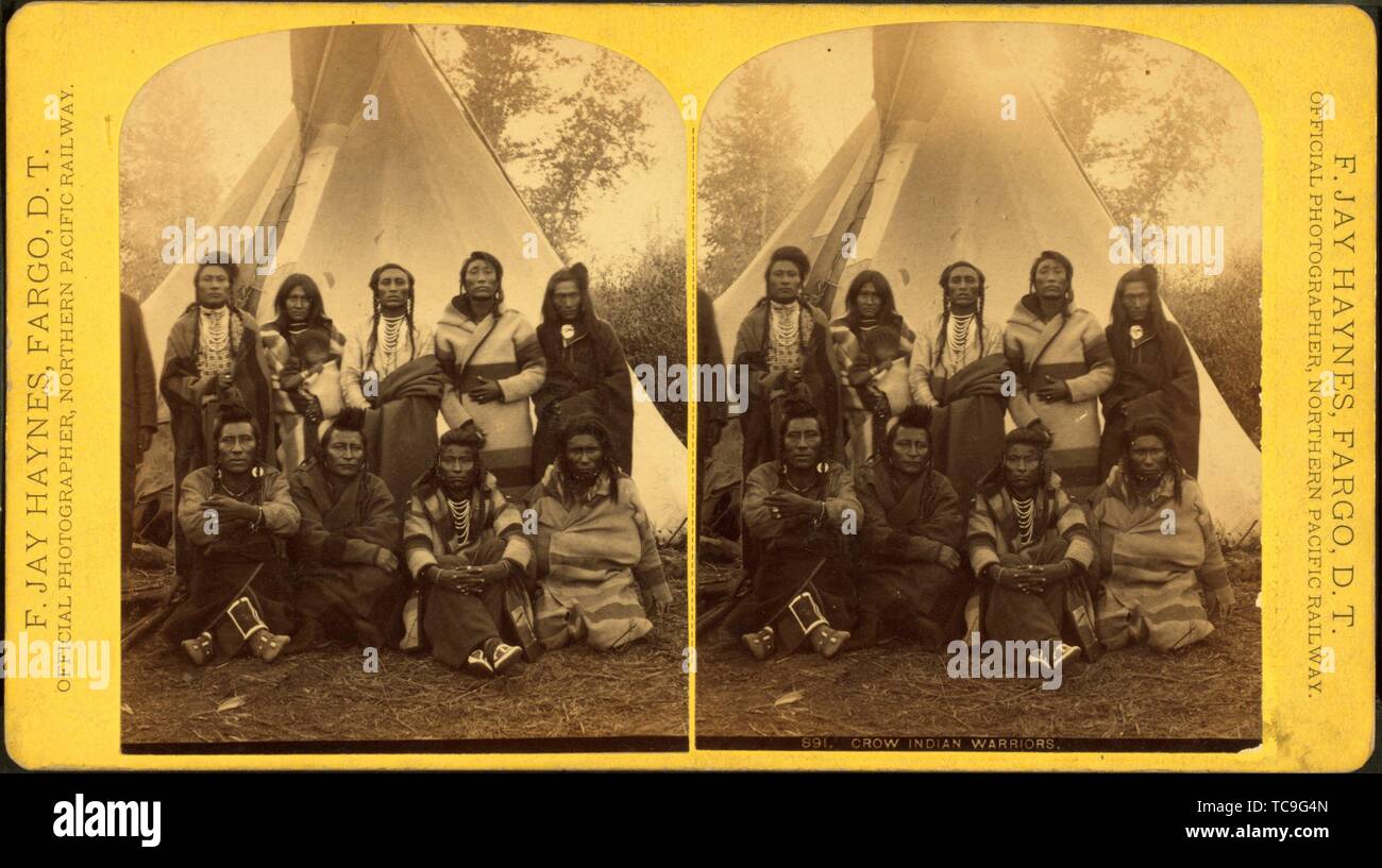 Crow indian warriors group posing hi-res stock photography and images ...