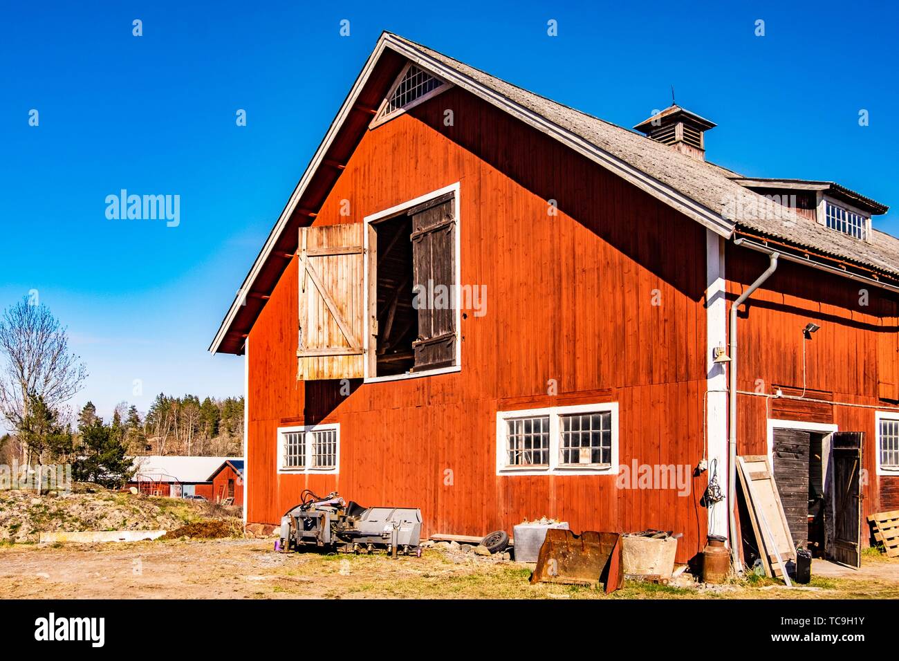 Traditional red barn in Sweden Stock Photo - Alamy
