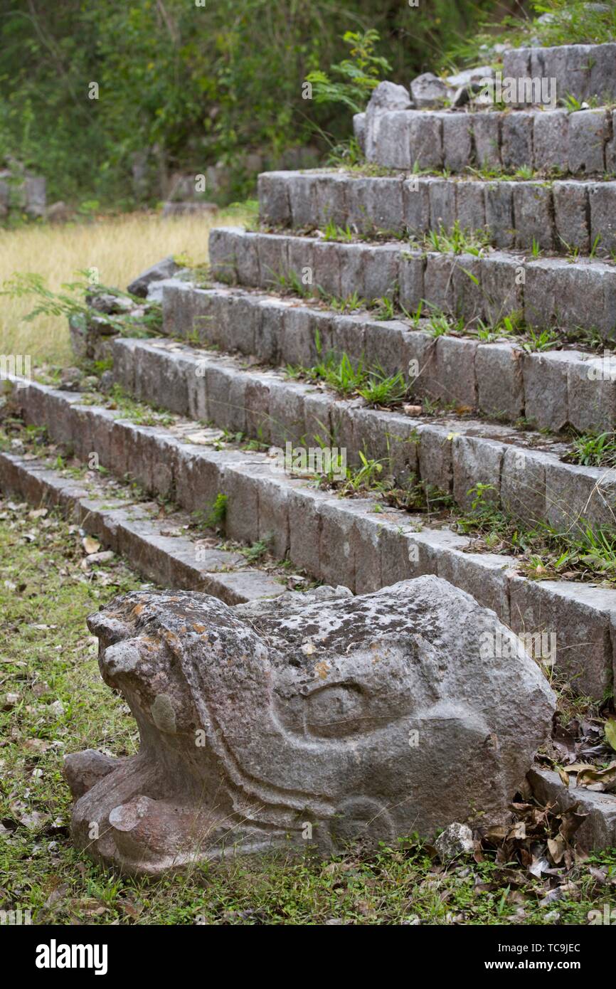 Maya serpent sculpture mexico hi-res stock photography and images - Alamy