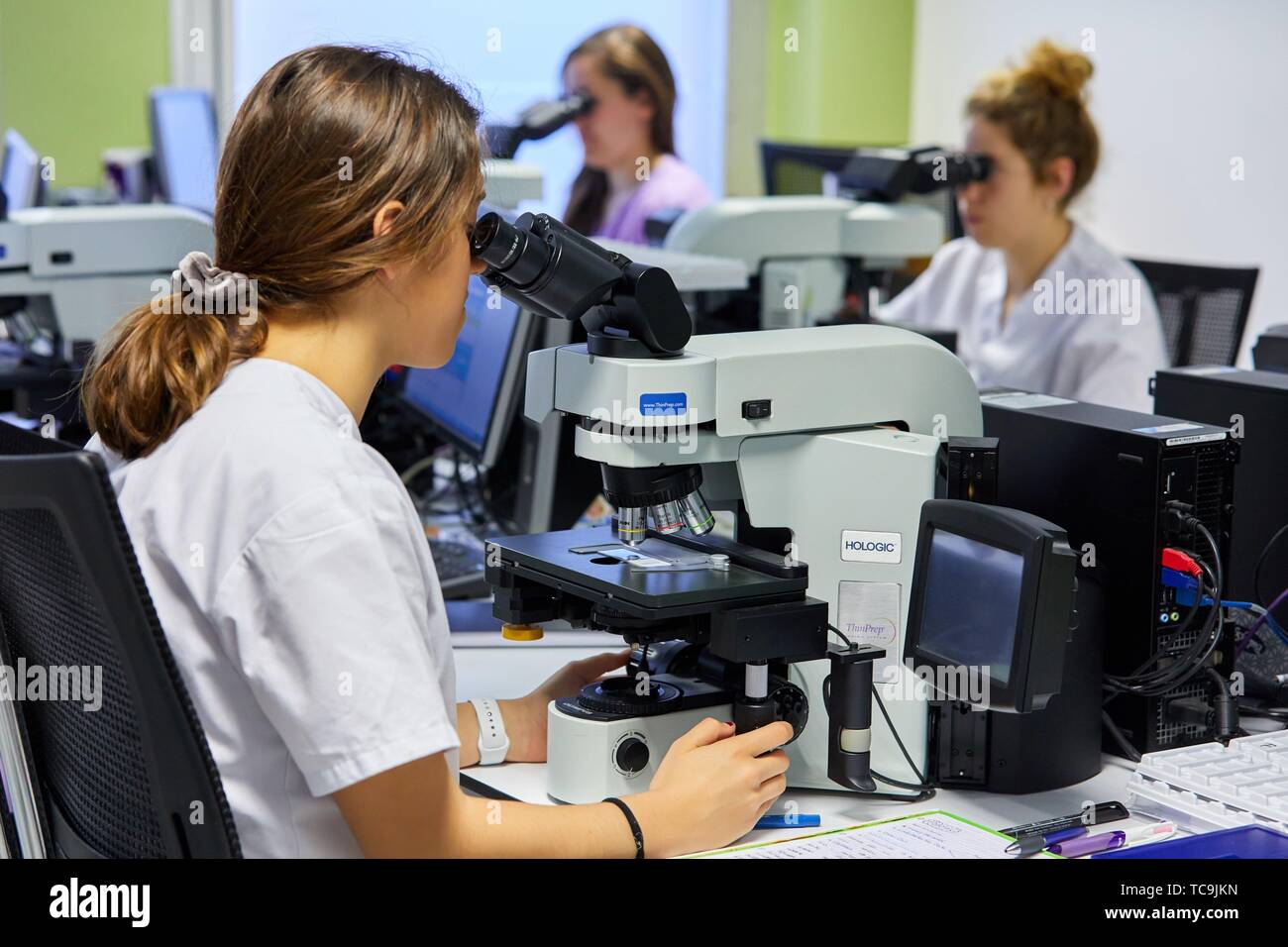 Microscope analysis hi-res stock photography and images - Alamy