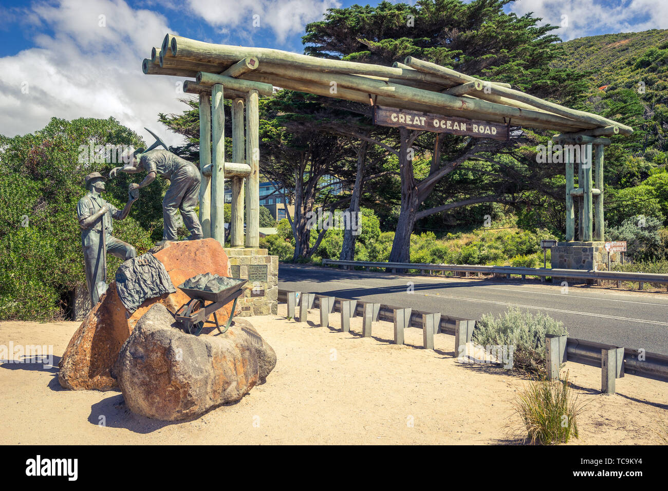 Memorial entrance to the famous Great Ocean Road in Victoria, Australia ...