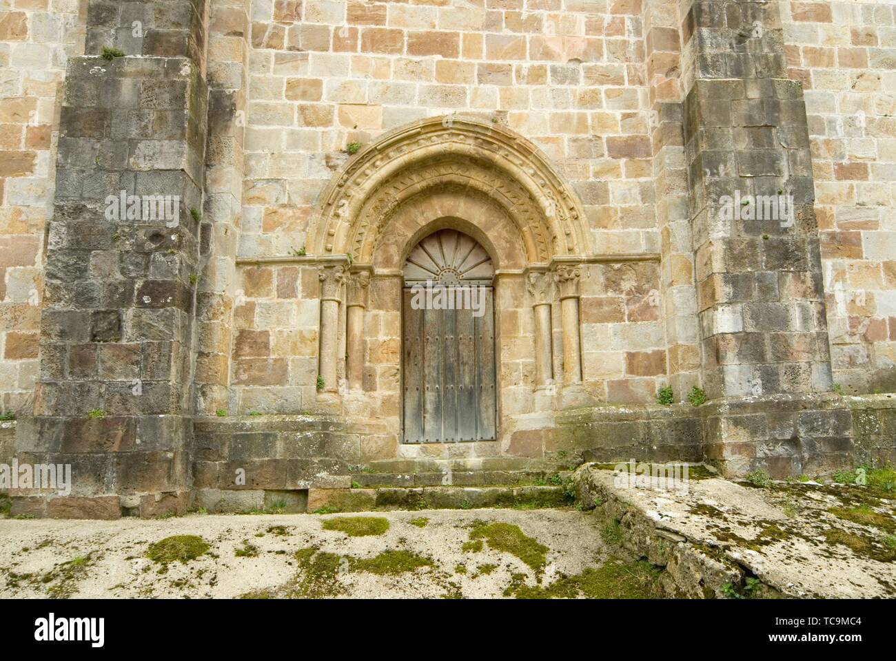 Romanesque facade detail hi-res stock photography and images - Alamy