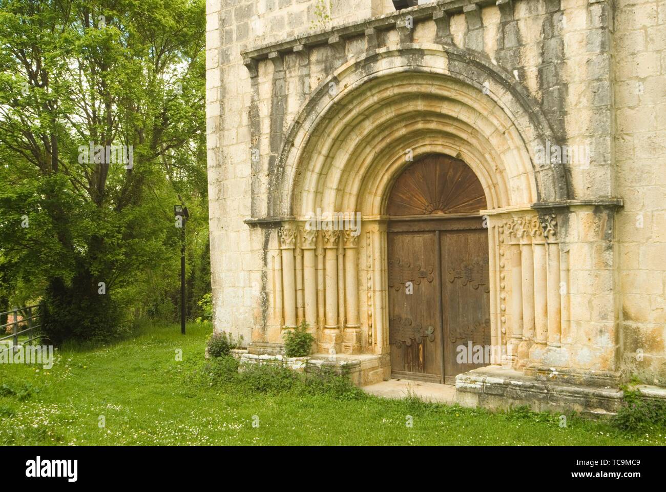 Romanesque style church interior hi-res stock photography and images ...