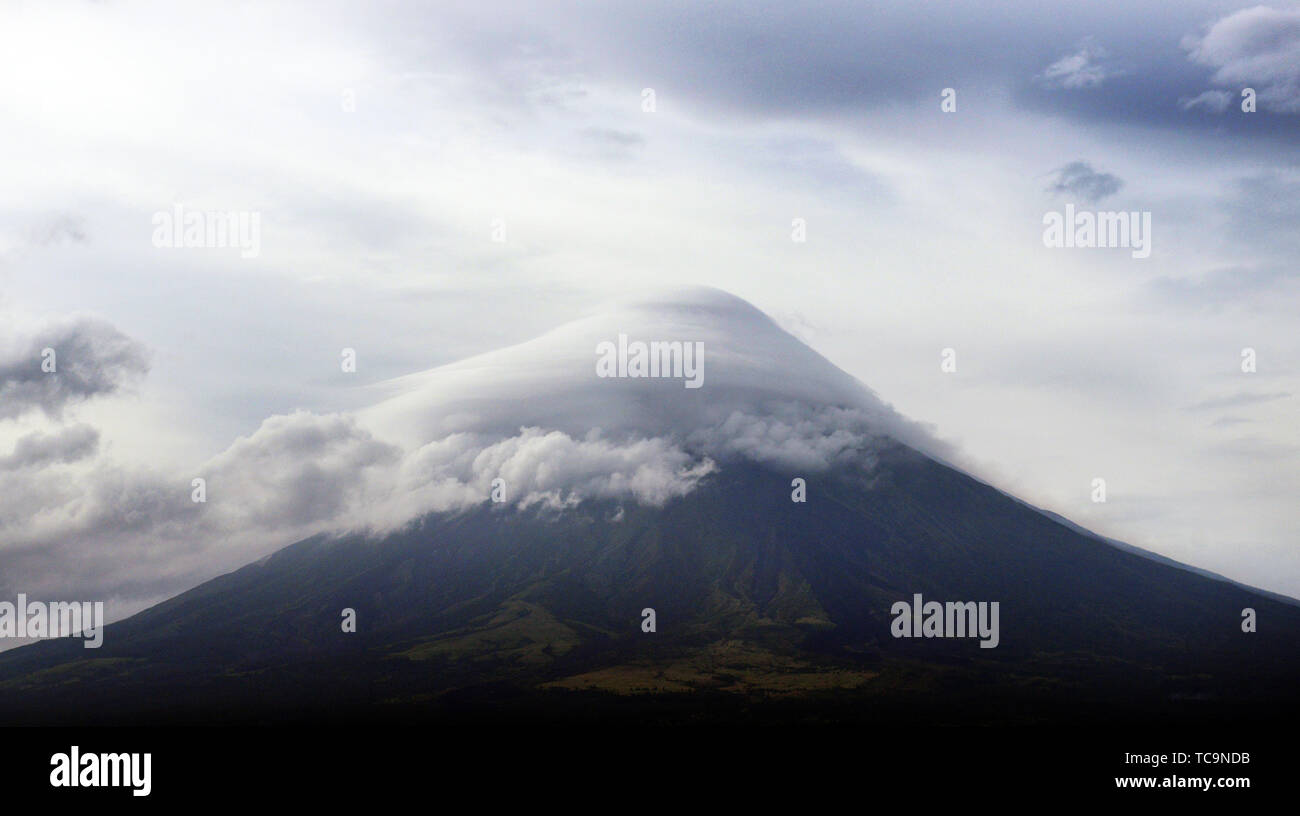 The Mayon volcano covered with a beautiful cloud Stock Photo - Alamy