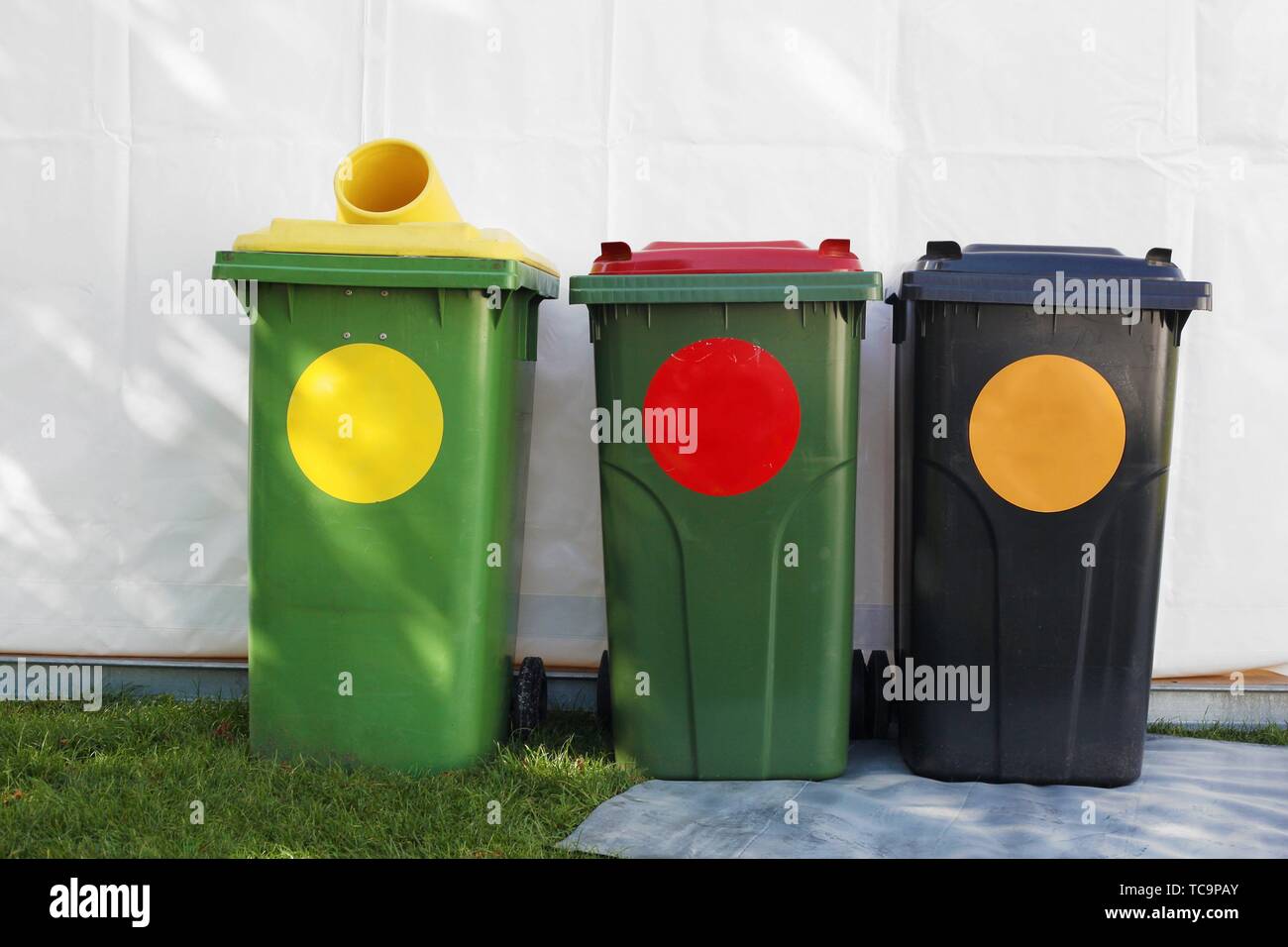 Colored waste bins hi-res stock photography and images - Alamy