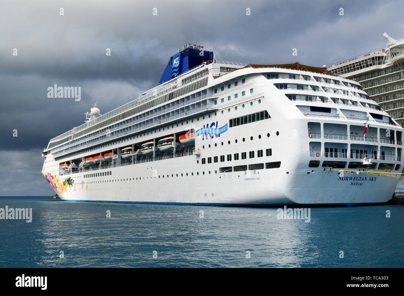 Ocean liners hi-res stock photography and images - Alamy
