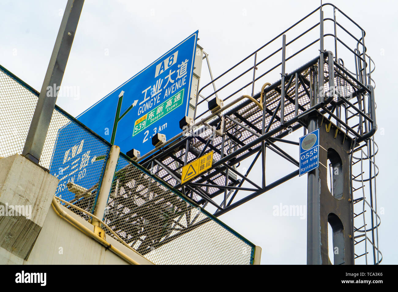 High rise building scaffolding signs hi-res stock photography and ...