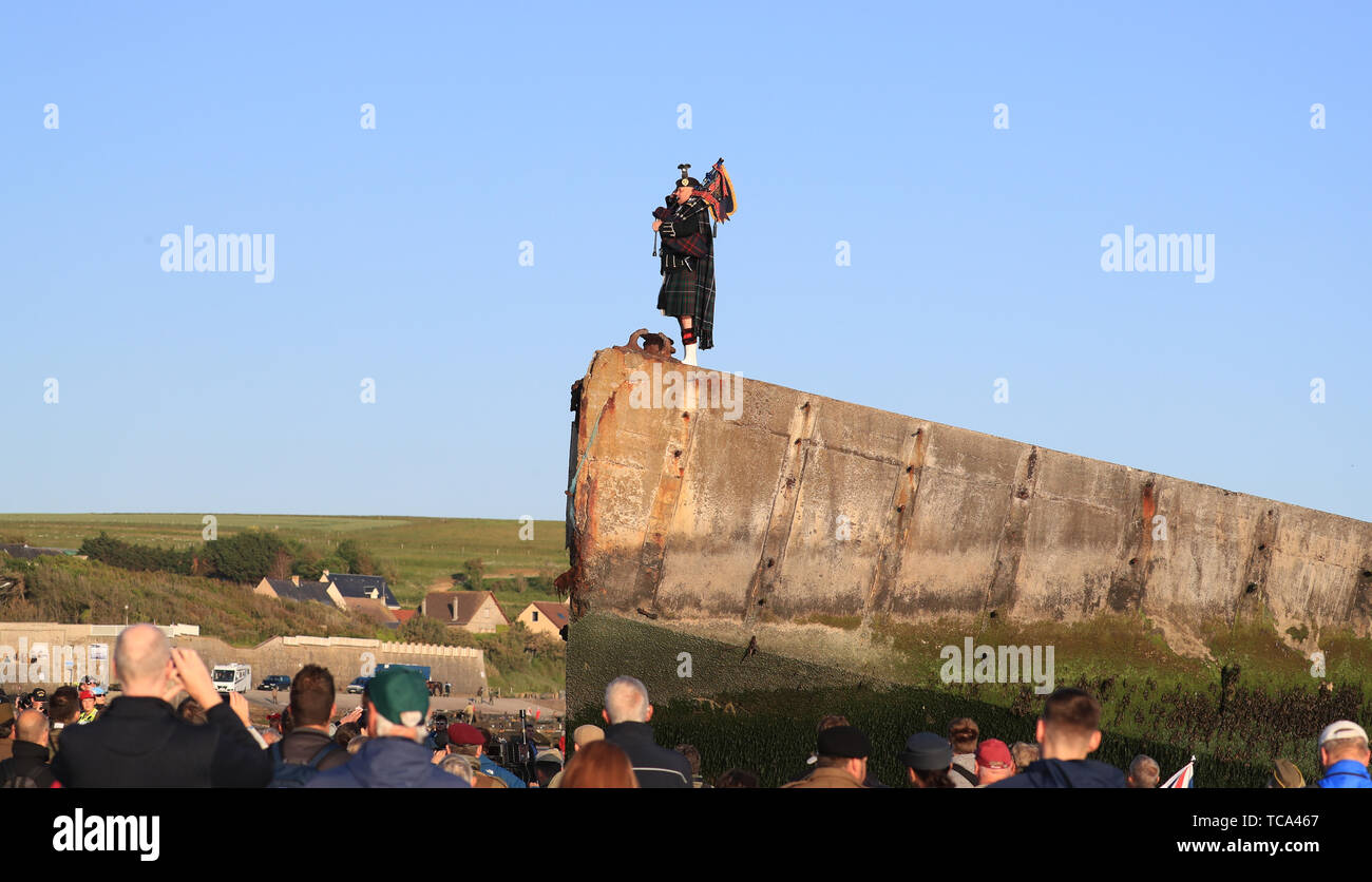 A lone piper hi-res stock photography and images - Alamy