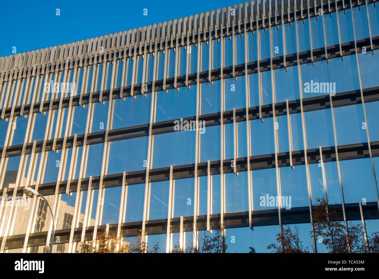 Urban glass facade hi-res stock photography and images - Alamy