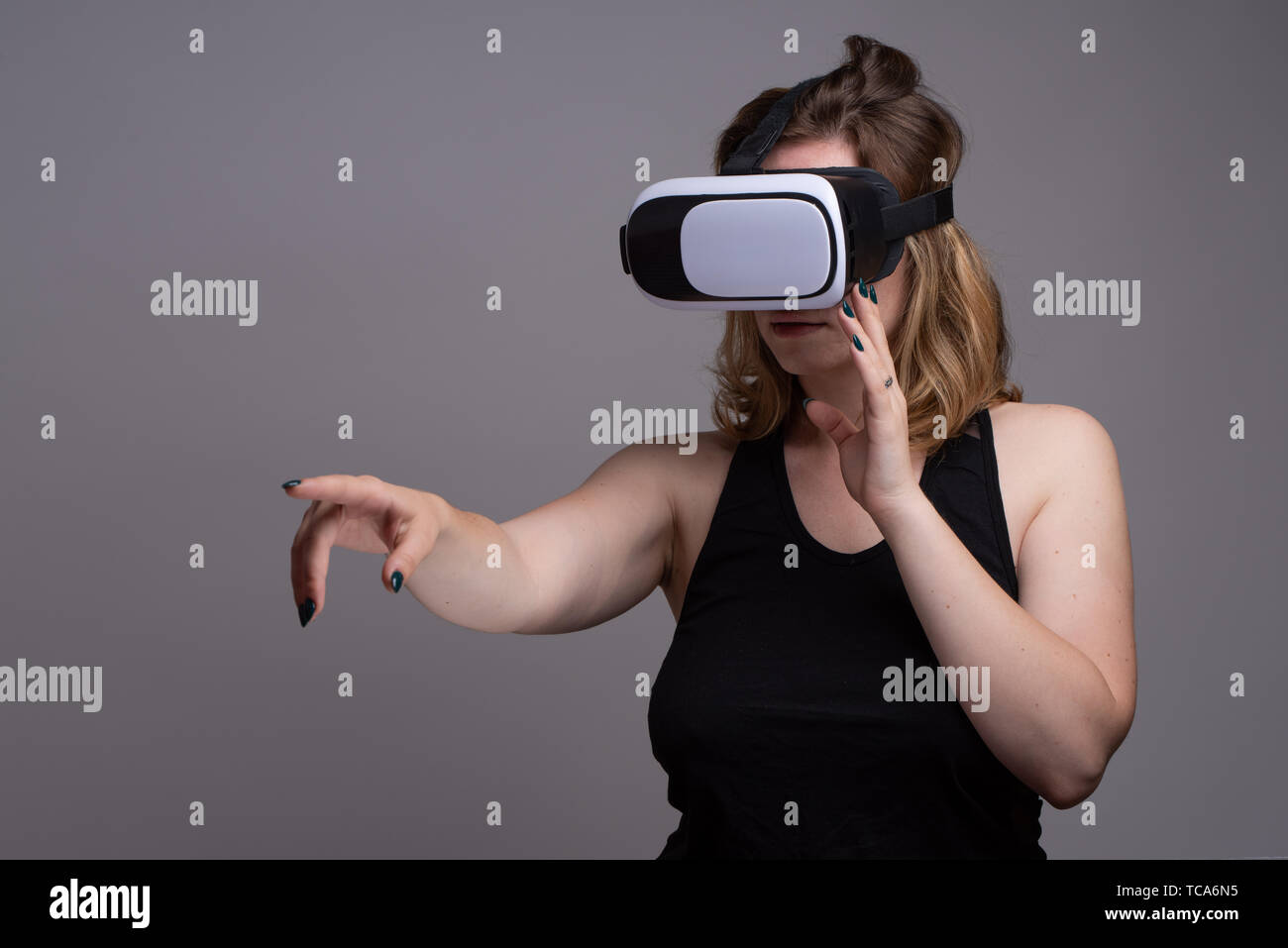 Finger pointing right direction hi-res stock photography and images - Alamy