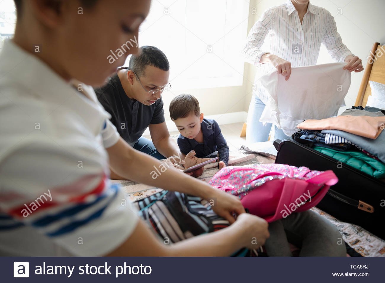 Couple packing suitcase hi-res stock photography and images - Alamy