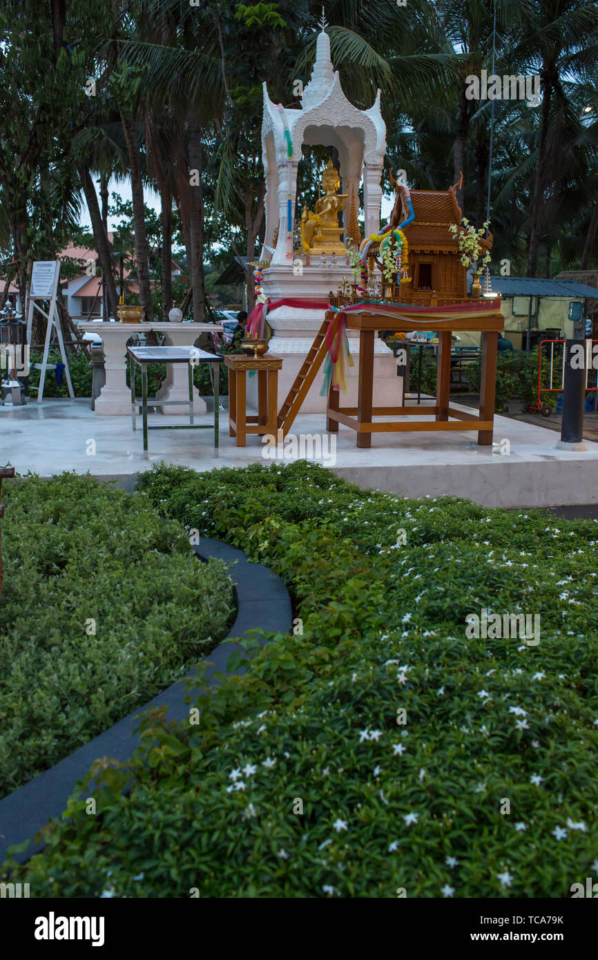 Thai street Buddhist niches Stock Photo - Alamy