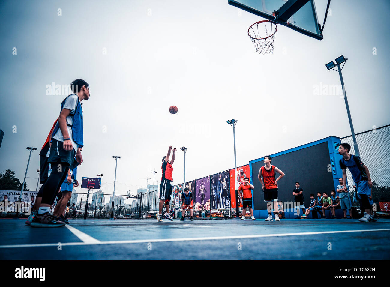 Kids basketball teams hi-res stock photography and images - Alamy