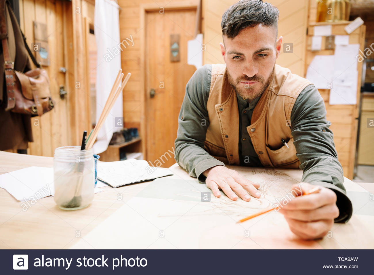 Person drawing at table hi-res stock photography and images - Alamy