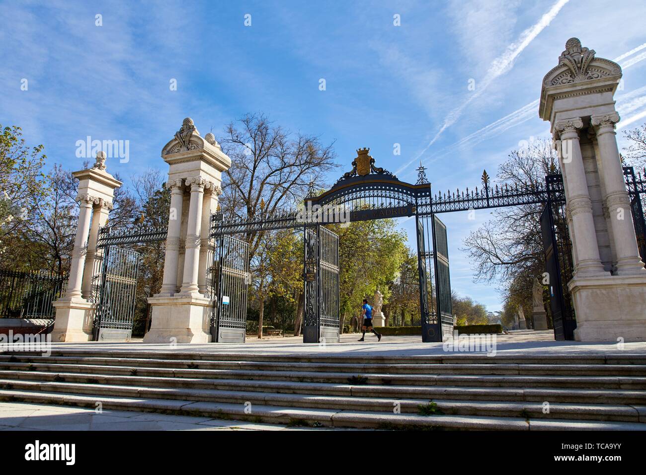 Entrance gate in retiro park madrid hi-res stock photography and images ...