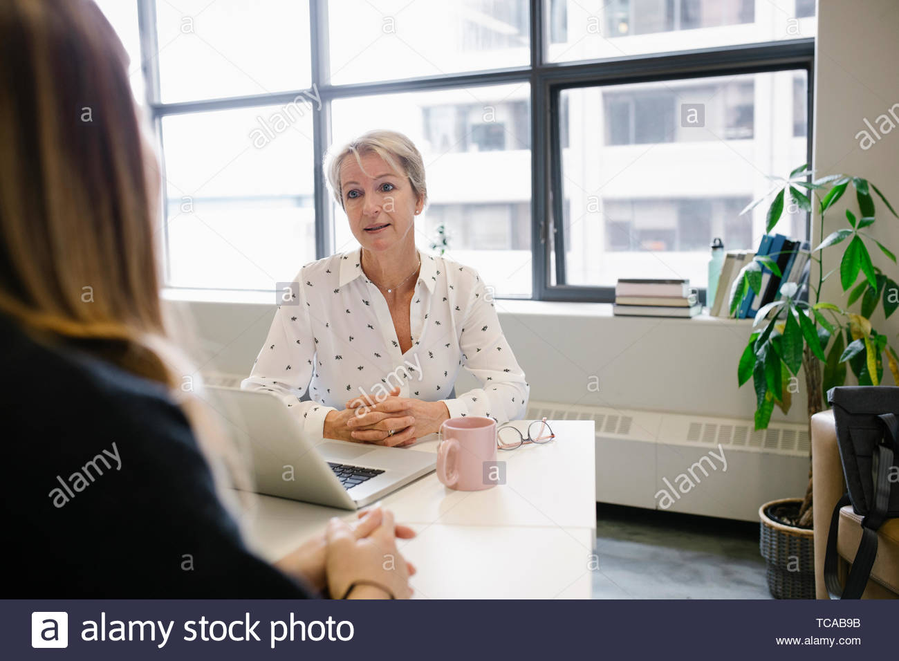 Women in communication services hi-res stock photography and images - Alamy