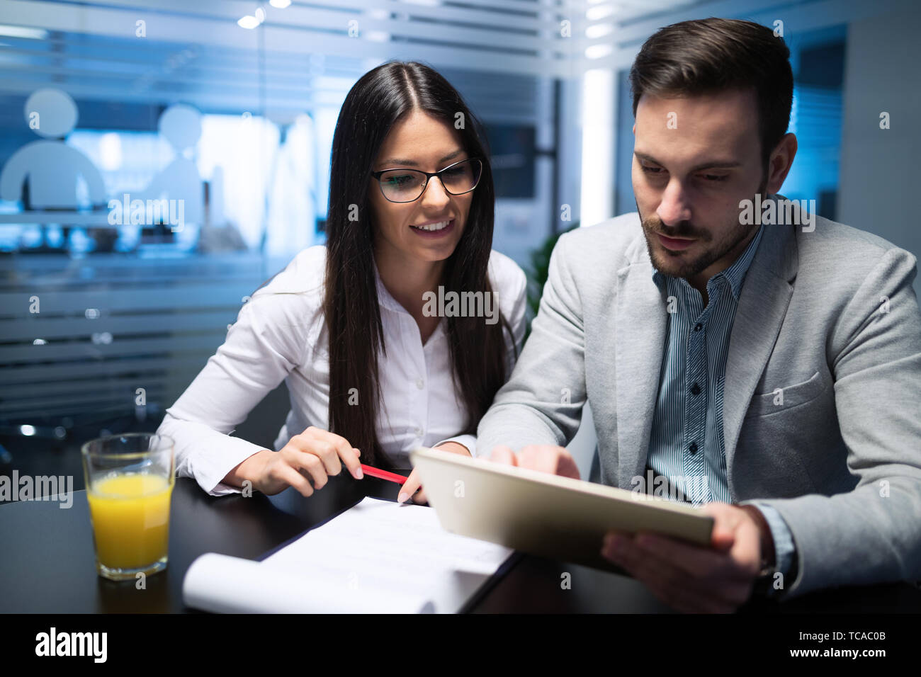 Employee discuss hi-res stock photography and images - Alamy