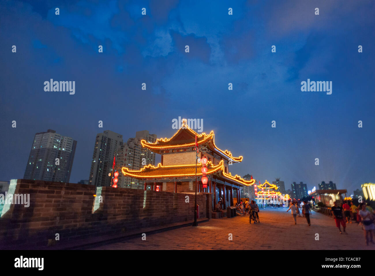 Night view of the ancient city walls of Xi'an Stock Photo - Alamy