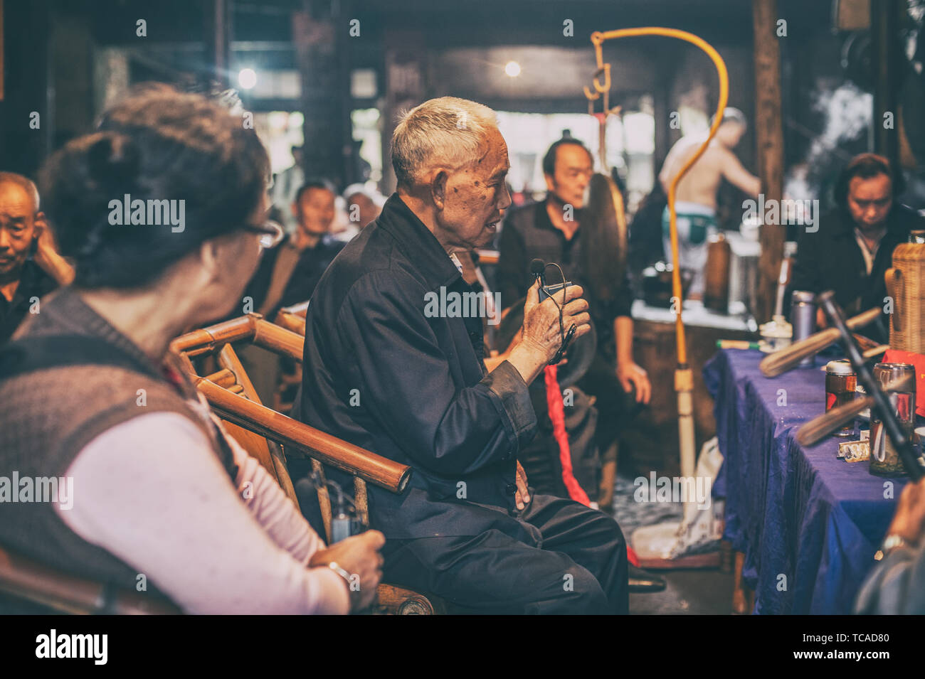 Chengdu Pengzhen Guanyin Pavilion old teahouse, around drum play Stock ...