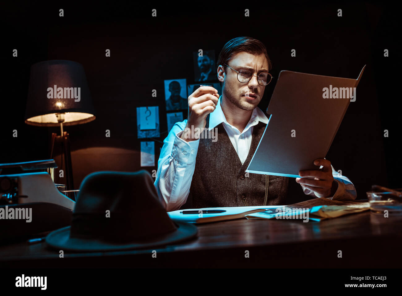 Detective investigation board hi-res stock photography and images - Alamy