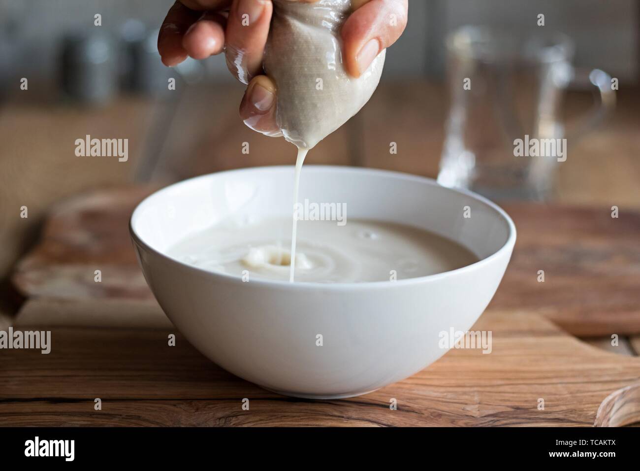 Straining food hi-res stock photography and images - Alamy