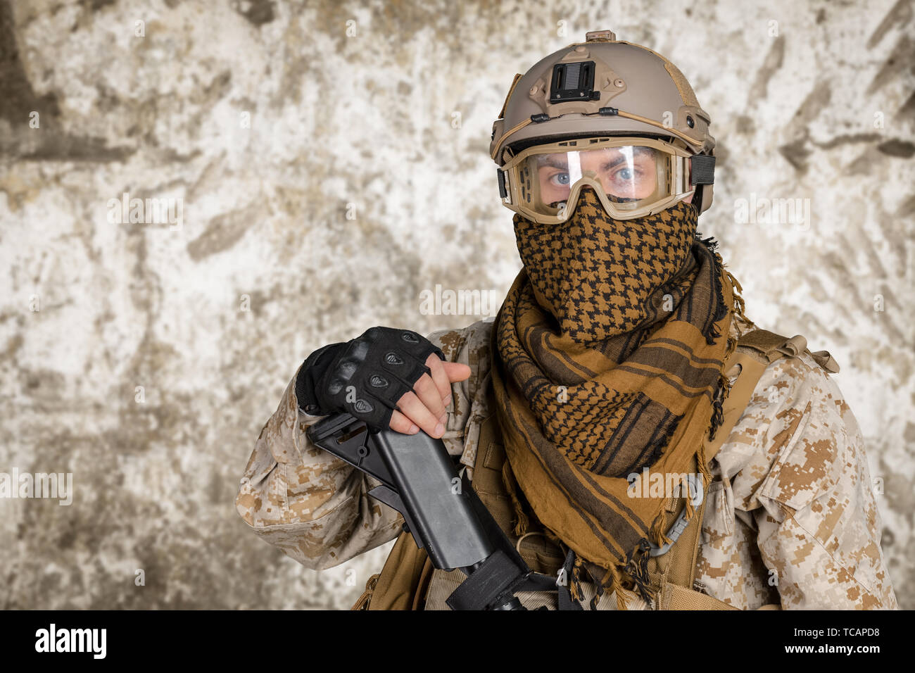 Modern soldier with rifle Stock Photo - Alamy