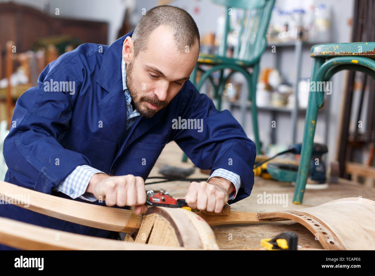 Man restoring antique table hi-res stock photography and images - Alamy