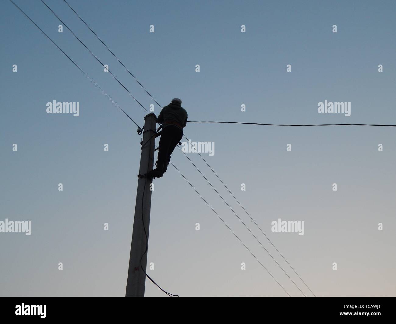 Electrician on electricity pole hi-res stock photography and images - Alamy
