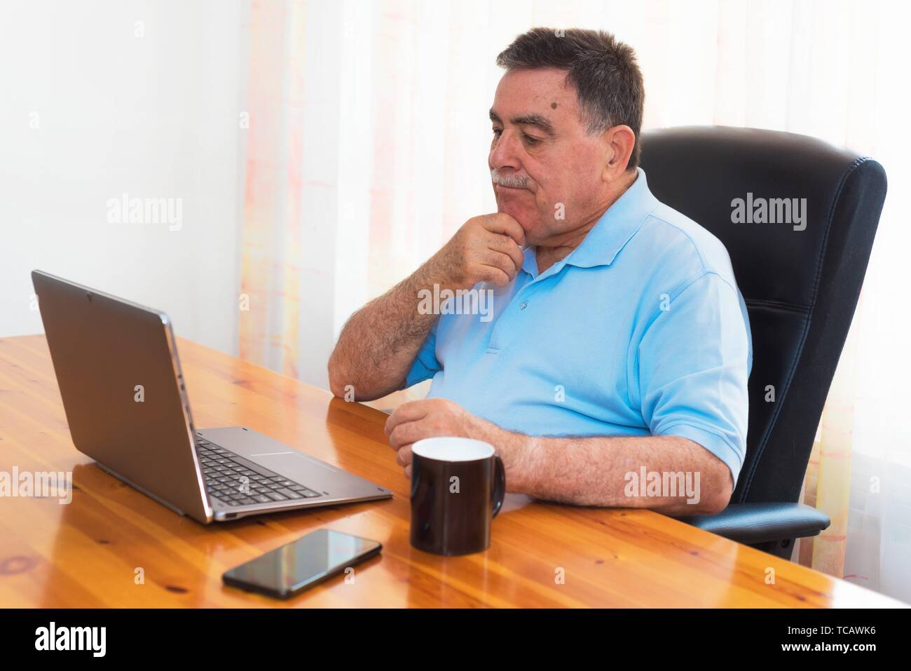 Old man confused computer hi-res stock photography and images - Alamy