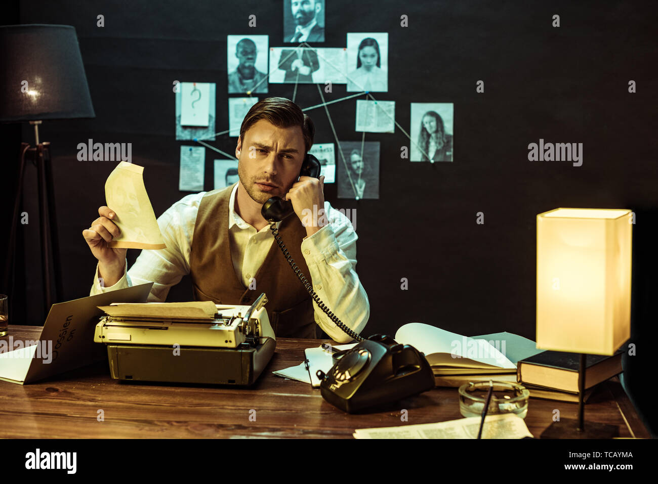 Detective holding document talking hi-res stock photography and images ...