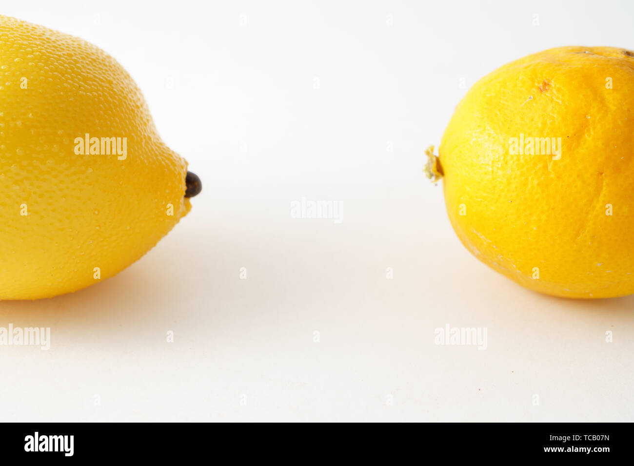 Two yellow lemons hi-res stock photography and images - Alamy