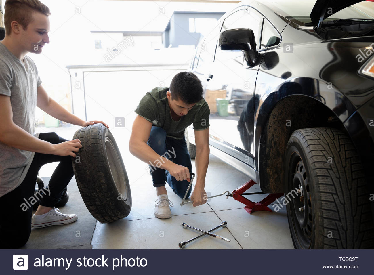 Car garage tire hi-res stock photography and images - Alamy