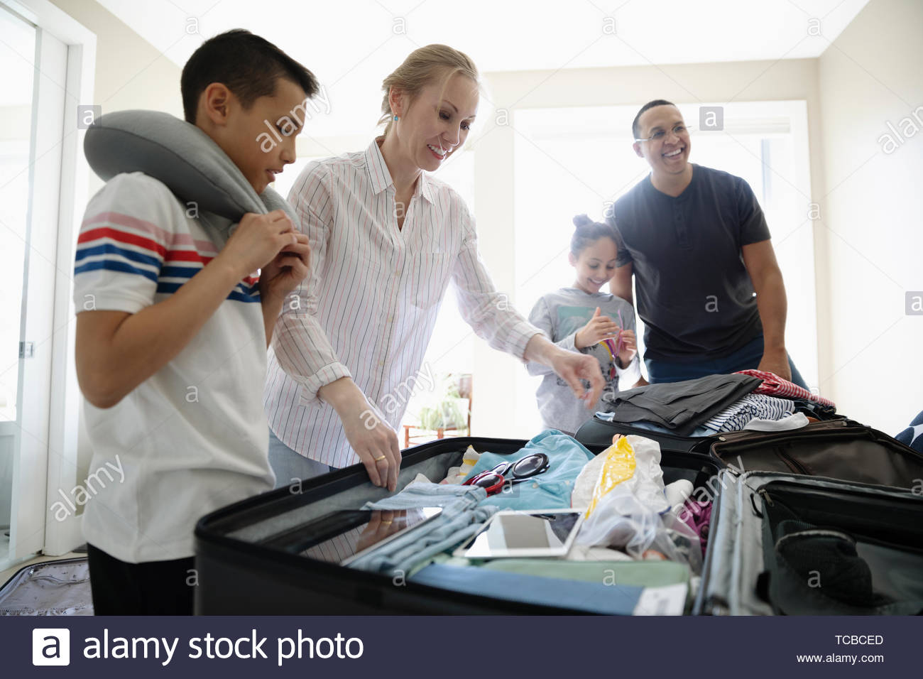 Family vacation happy packing hi-res stock photography and images - Alamy