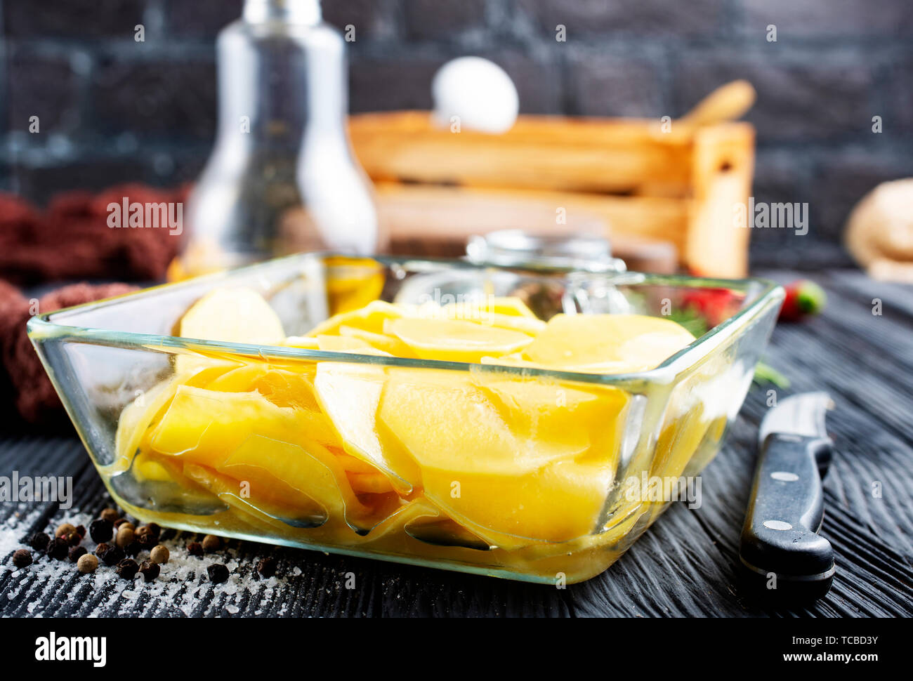 raw potato in glass bowl, potato for baking Stock Photo - Alamy